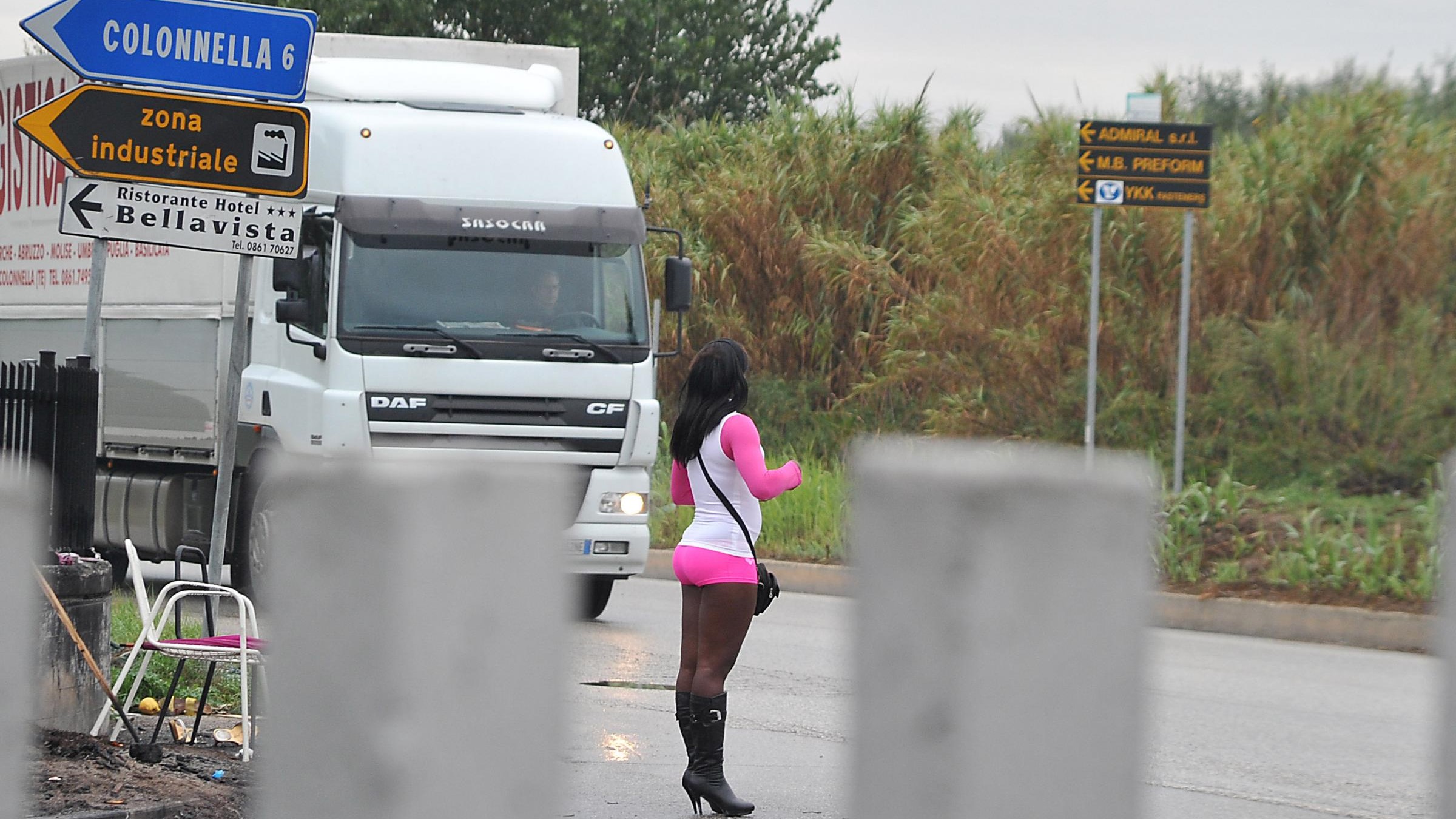 Colonnella, prostituzione, multe per sesso a pagamento - TG Roseto Colonnella, prostituzione, multe per sesso a pagamento - TG Roseto